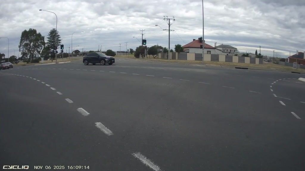 Two cars running red light - UpRide.cc - Make Cycling Safer